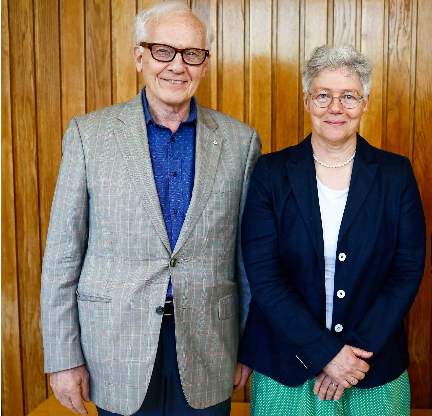 משמאל פרופ' פרנץ קראוז, ופרופ' אן ל'אולייר במהלך טקס קבלת פרס וולף. צילום באדיבות קרן וולף ...